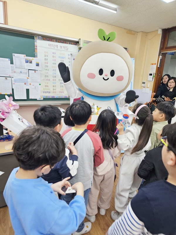 경기동부보훈지청-이천송정초등학교, 돌봄·늘봄교실 미래 영웅들이 만드는 태극기 - 매일일보