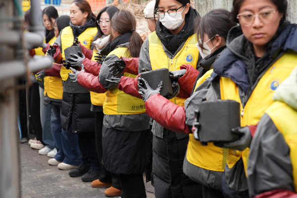 성신여대, 새해 맞아 ‘사랑의 연탄나눔’ 봉사 진행 - 매일일보